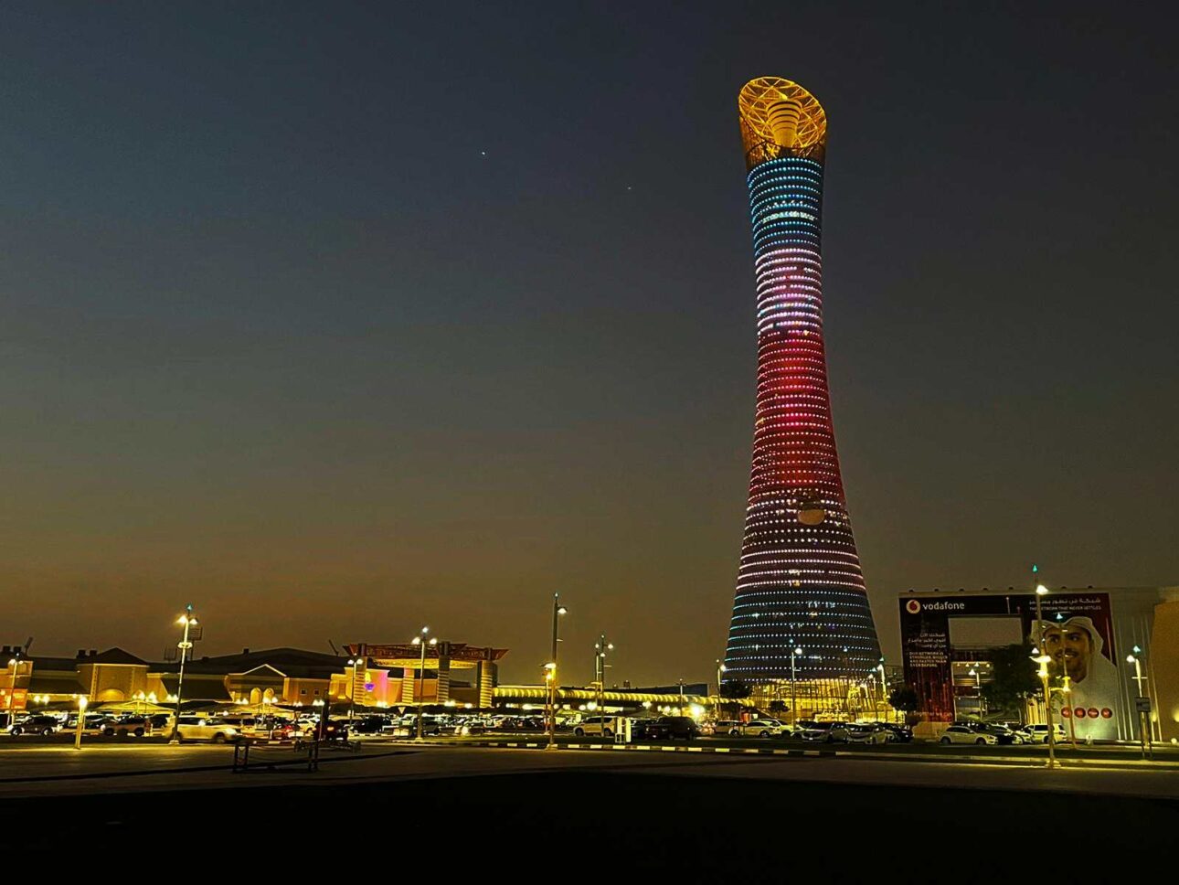 Edificios en todo el mundo se iluminan con los colores de la bandera ...