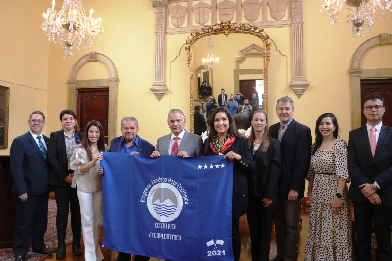 Cancillería y embajadas de Costa Rica reciben Bandera Azul Ecológica ...