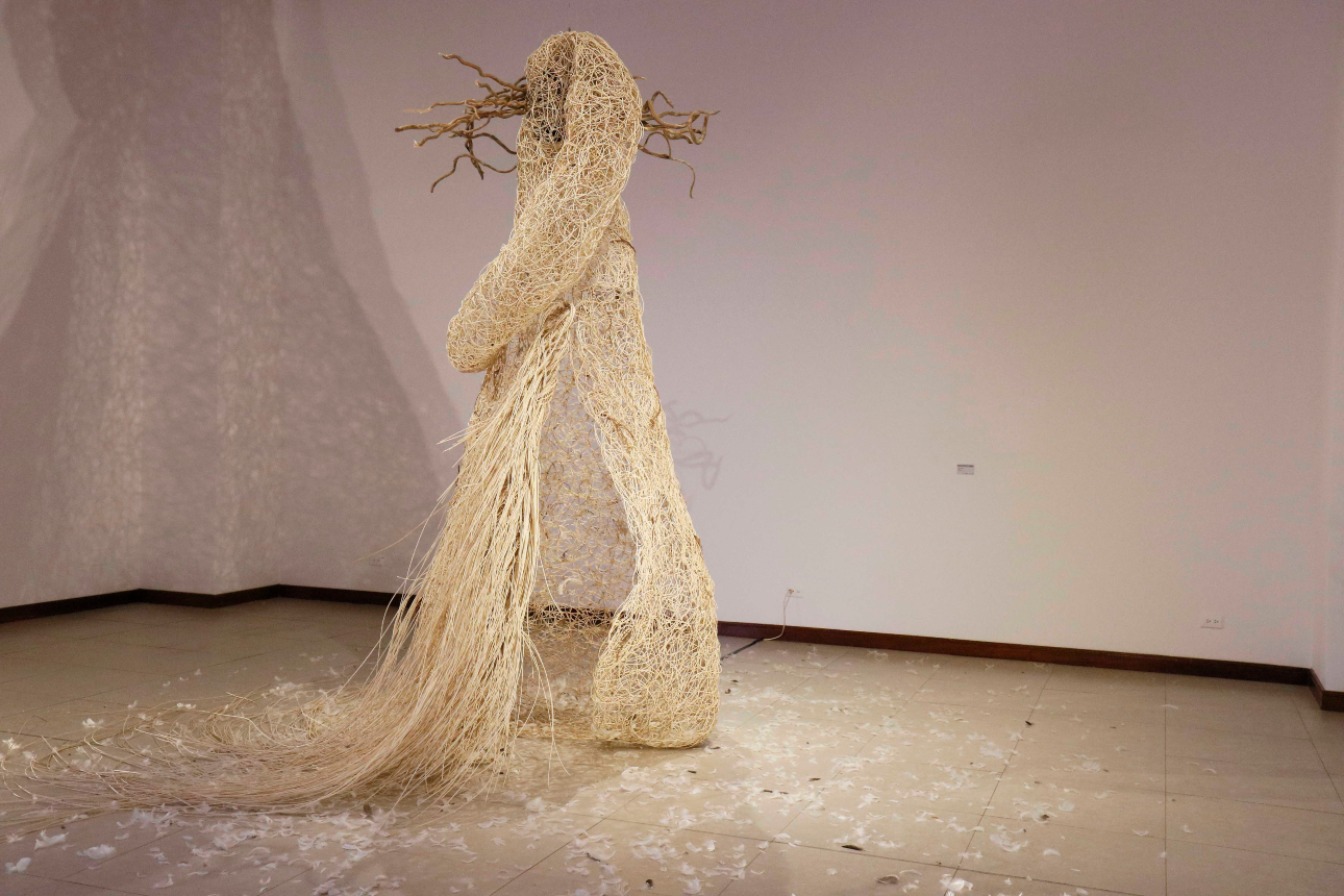 Bienal de arte textil muestra obras de más de 30 artistas nacionales ...