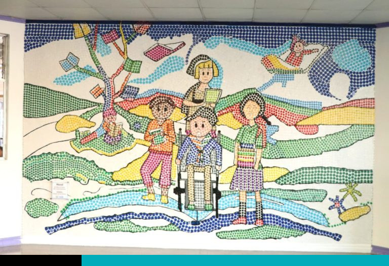 Mural hecho con tapas plásticas adorna biblioteca pública de Cartago ...