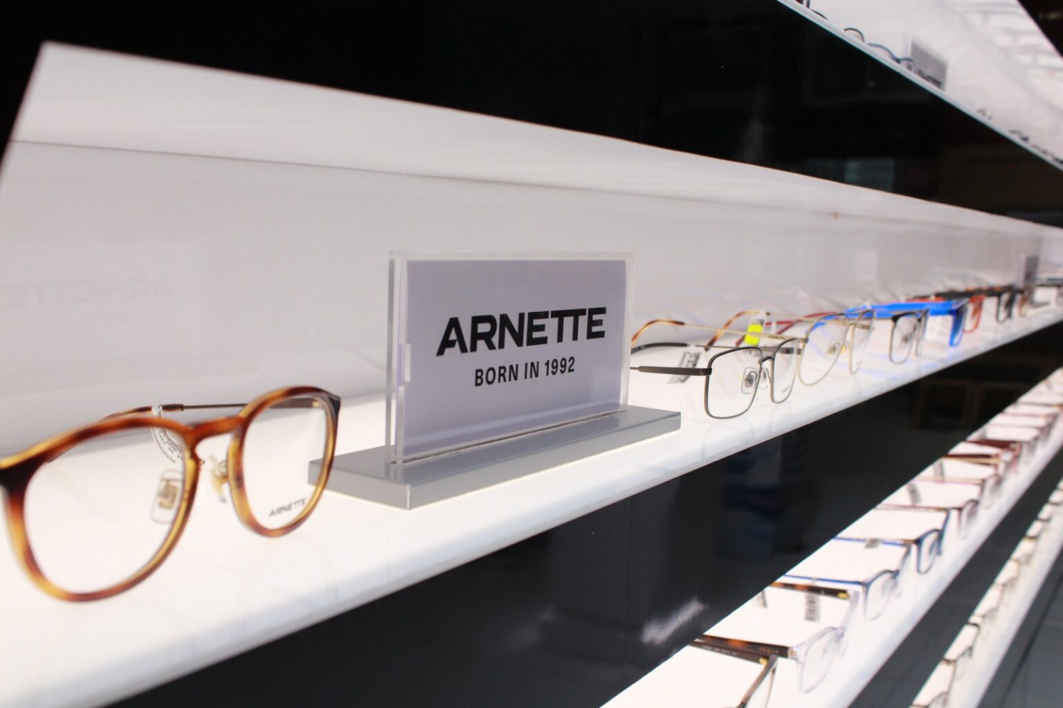 Artista gráfico tico colabora con marca Arnette para lanzar anteojos ...